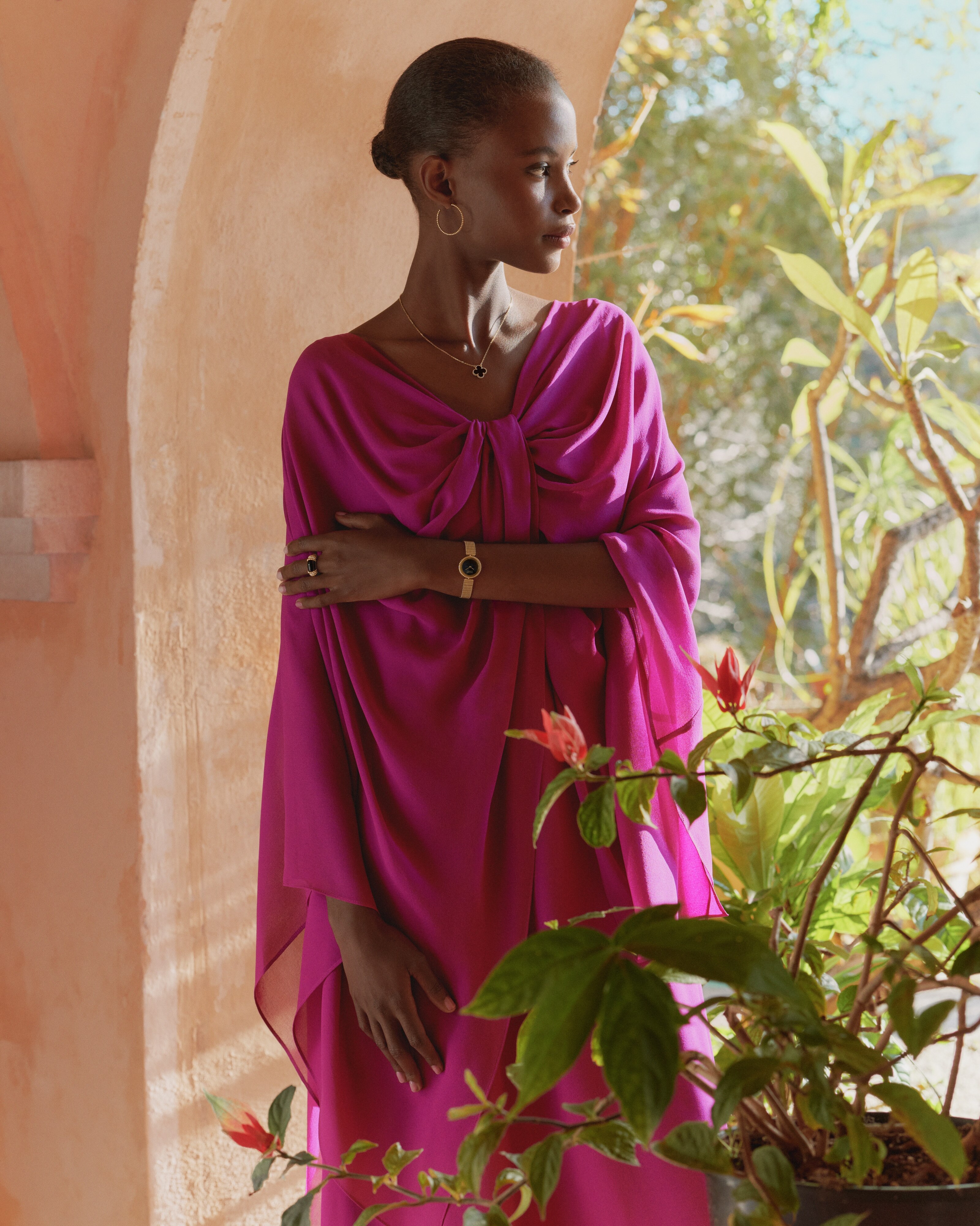 Perlée watch, 23 mm 18K yellow gold, Onyx - Van Cleef & Arpels