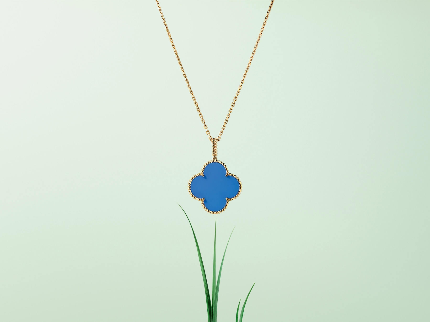 Discover the Alhambra collection… - Van Cleef & Arpels