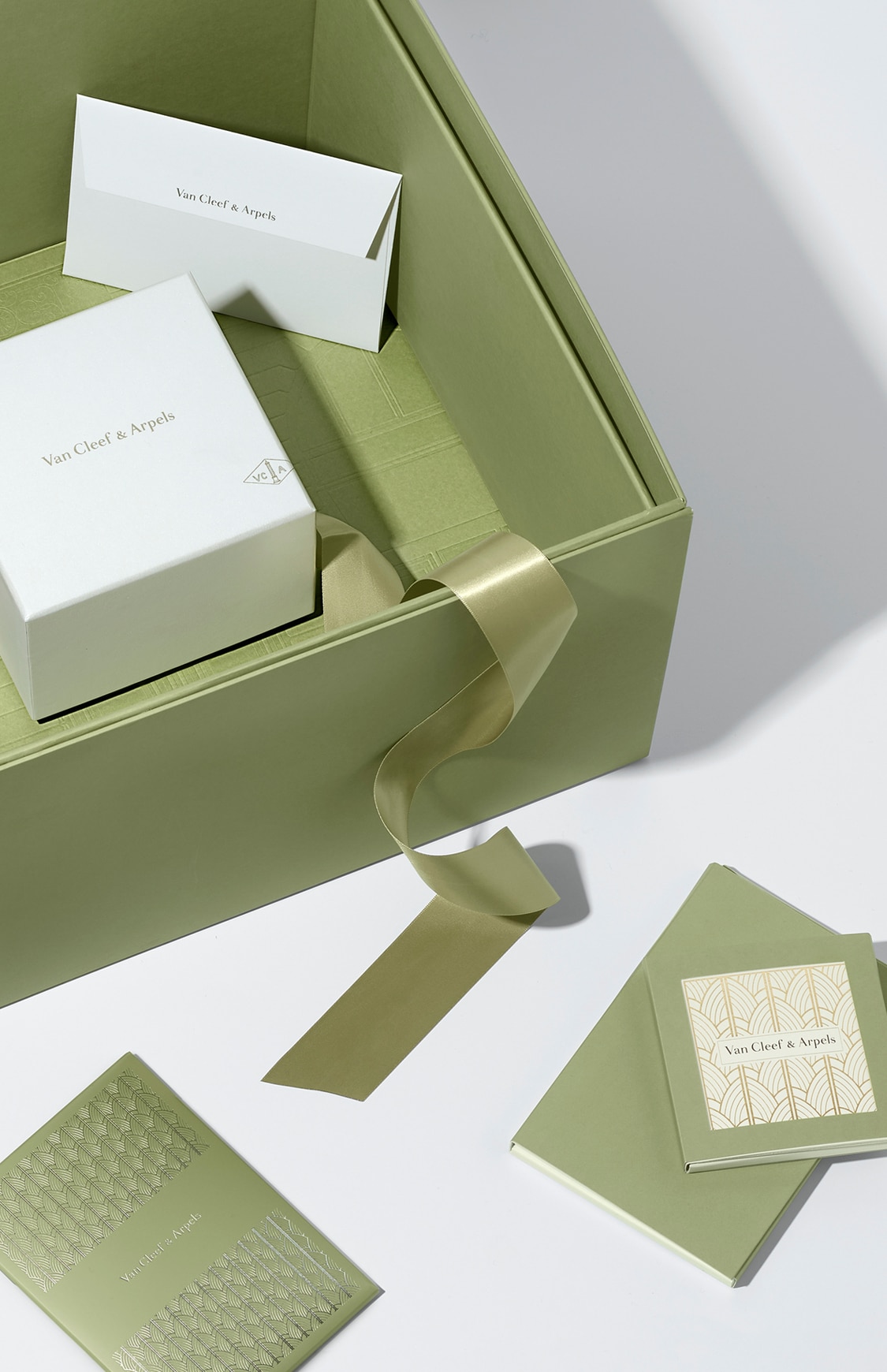 Van Cleef & Arpels enchants your online orders with its new wrapping ...